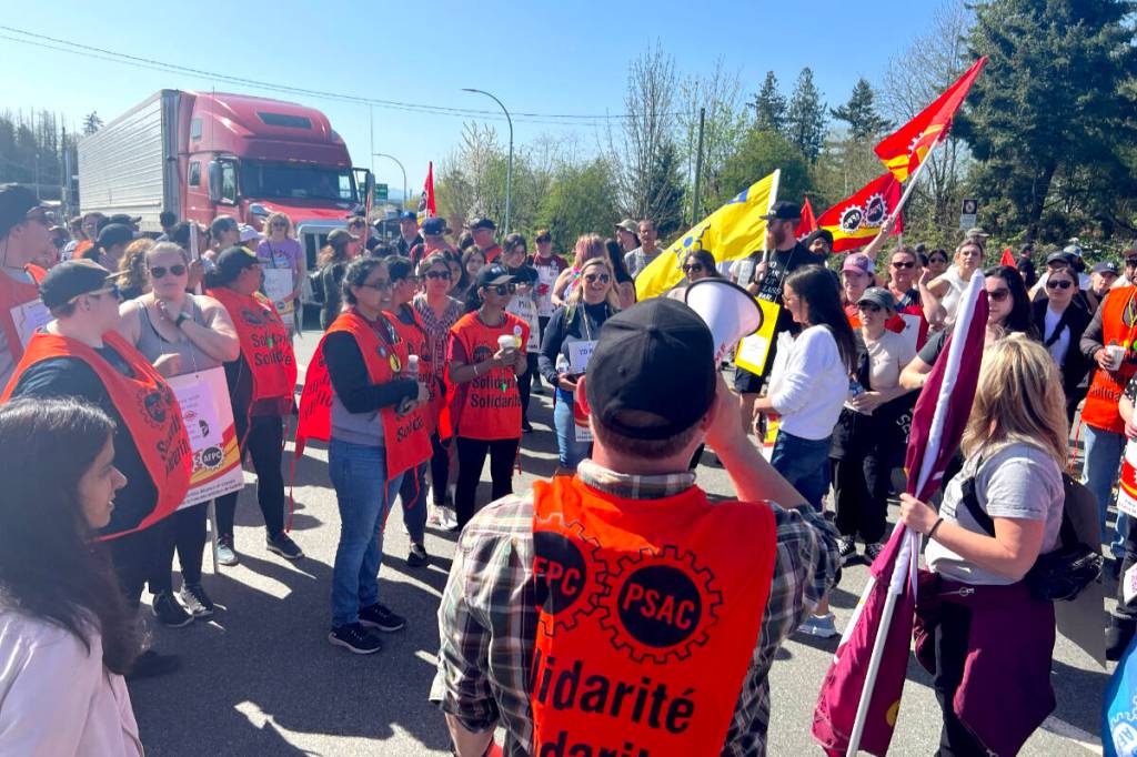Federal picketers spend Friday morning at Aldergrove border crossing ...